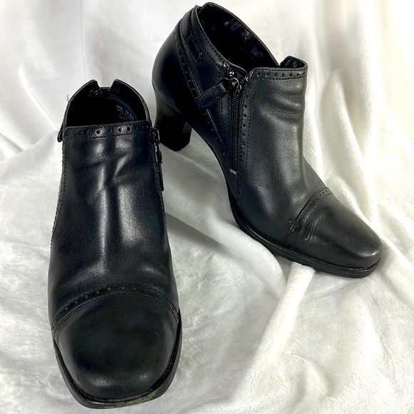 Clarks | Shoes | Clarks Artisian Black Leather Ankle Boot 25 Curved ...